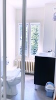 Quarto Duplo Comfort | Casa de banho | Um polibã, artigos de higiene pessoal grátis, um secador de cabelo 