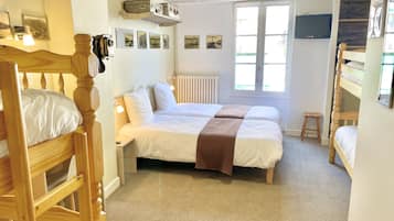 Quarto clássico, várias camas | Roupas de cama premium, escrivaninha, cortinas blackout
