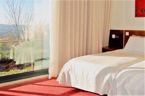 Minibar, cofre no quarto, secretária, berços/camas para crianças 