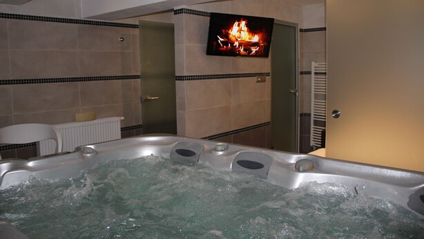 Banheira de hidromassagem interior