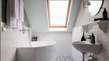 Apartamento, 1 quarto | Casa de banho | Produtos de higiene exclusivos, um secador de cabelo, roupões, chinelos