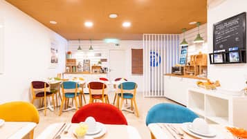 Café da manhã com buffet todos os dias (EUR 20 por pessoa)
