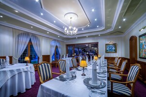 2 restaurantes: servem almoços e jantares