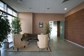 Área de estar no saguão