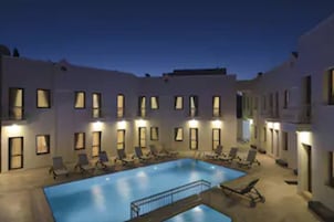 Piscina exterior, guarda-sóis, espreguiçadeiras 