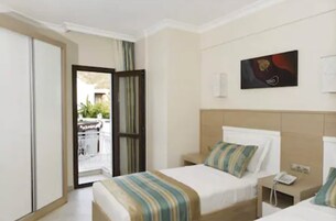 Quarto solteiro | Roupas de cama premium, frigobar, cofres nos quartos