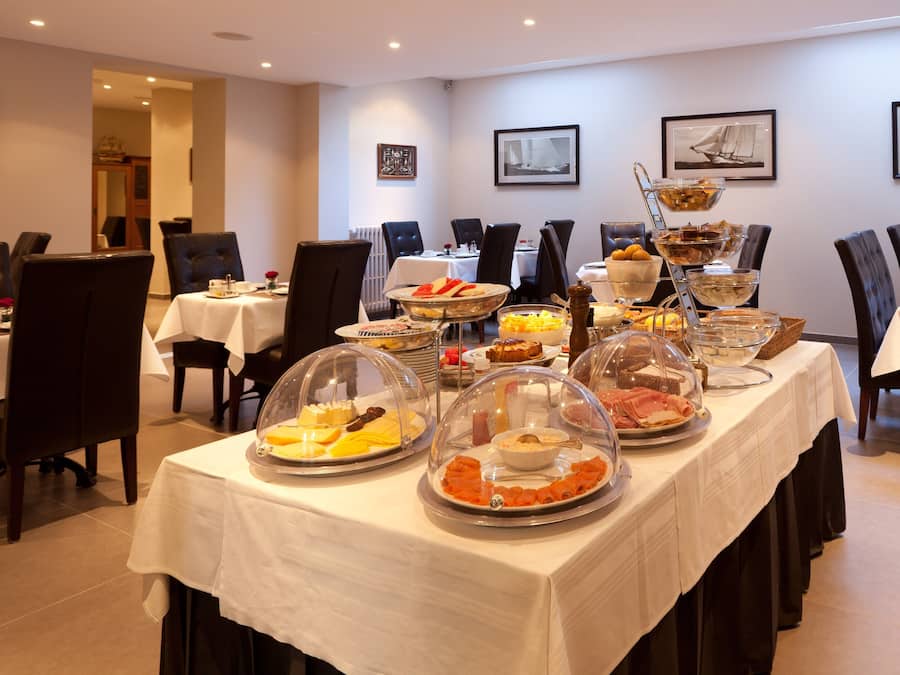 Café da manhã com buffet todos os dias (EUR 24 por pessoa)