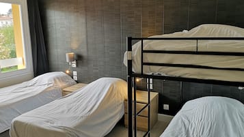 Quarto Quádruplo | Secretária, quartos insonorizados, ferro/tábua de engomar, Wi-fi grátis