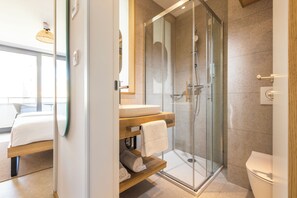 Chuveiro, produtos de toalete grátis, secador de cabelo 