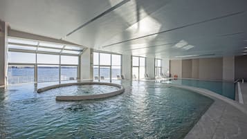 Piscina interior, piscina exterior sazonal