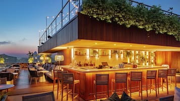 Este bar no terraço do hotel, com vista para a praia