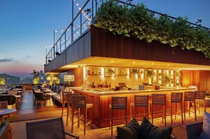 Este bar no terraço do hotel, com vista para a praia 