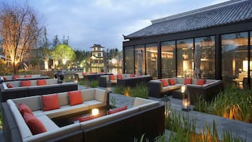 2 bares/lounges, este pub