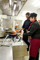 Almoços servidos, cozinha local, com espaço para refeições ao ar livre 