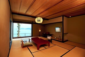 Quarto luxo (Japanese Style Room) | Roupas de cama premium, cofres nos quartos, roupa de cama, despertadores