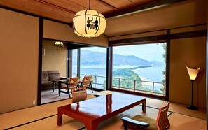 Quarto luxo (Japanese Style Room) | Roupas de cama premium, cofres nos quartos, roupa de cama, despertadores