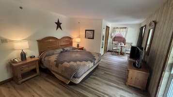 Quarto Standard, 1 cama king-size, não fumadores, varanda | Ferro/tábua de engomar, Wi-fi grátis, despertadores