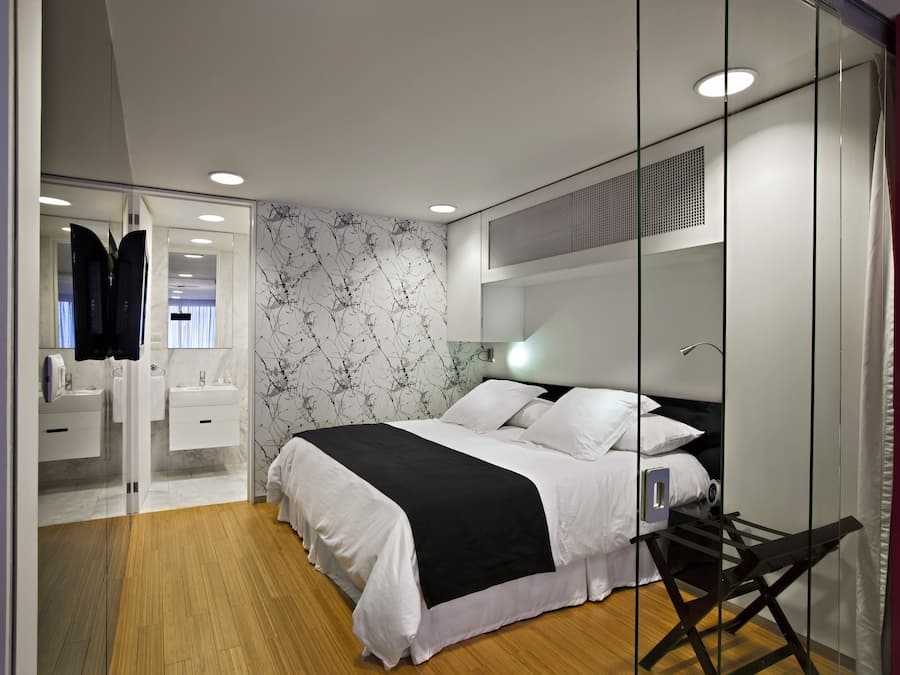 Suite, kitchenette | Roupa de alta qualidade, cofre no quarto, secretária