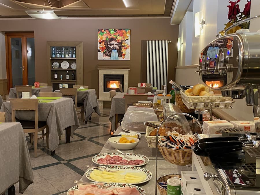 Café da manhã completo grátis todos os dias