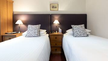 Quarto duplo, suíte | Wi-Fi de cortesia, roupa de cama