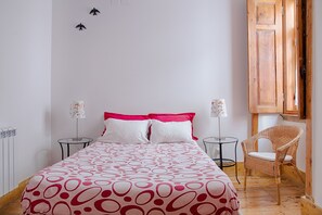 Quarto Duplo, casa de banho privativa | Cofre no quarto, Wi-fi grátis, roupa de cama fornecida 