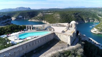 Piscina interna, piscina externa, espreguiçadeiras