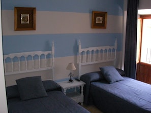 Com decoração personalizada, secretária, camas desdobráveis