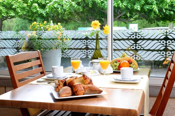 Pequeno-almoço tipo buffet diário (11 EUR por pessoa)