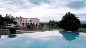 Piscina interna, piscina externa, guarda-sóis