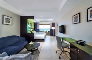 Twin Junior Suite with Sea View | Sala de estar | Televisor LCD de 43 polegadas com canais via satélite, televisor 