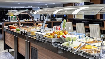 Café da manhã com buffet grátis todos os dias