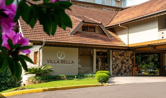 Entrada de hotel com uma placa indicando "Villa Bella Hotel & Spa Gramado".