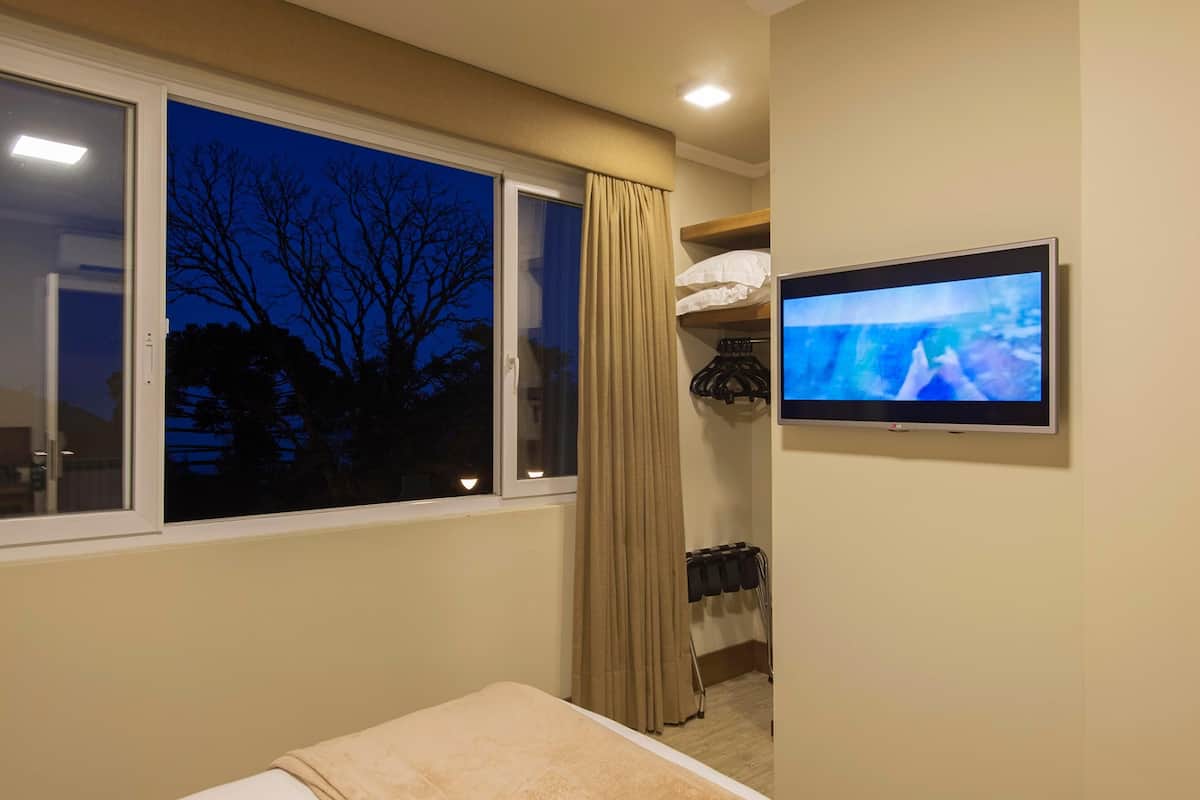 1 quarto, roupas de cama antialérgicas, frigobar, cofres nos quartos
