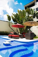 Piscina exterior, espreguiçadeiras