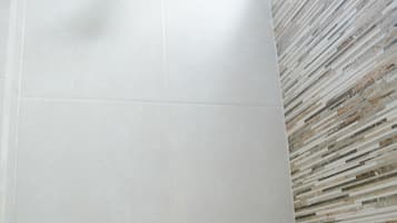 Chuveiro com chuveiro de chuva e duas barras de mão.