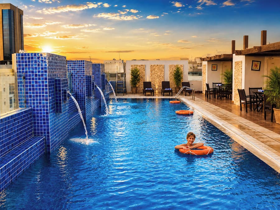 Piscina externa, espreguiçadeiras