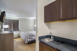 Quarto superior, 1 cama King, para não fumantes | Escrivaninha, espaço de trabalho para notebook, cortinas blackout