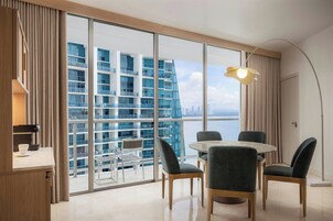 Suíte executiva, 1 cama King, vista parcial para o oceano | Roupas de cama de algodão egípcio, roupas de cama premium