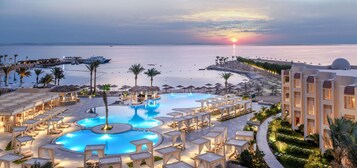 Piscina exterior, guarda-sóis, espreguiçadeiras 