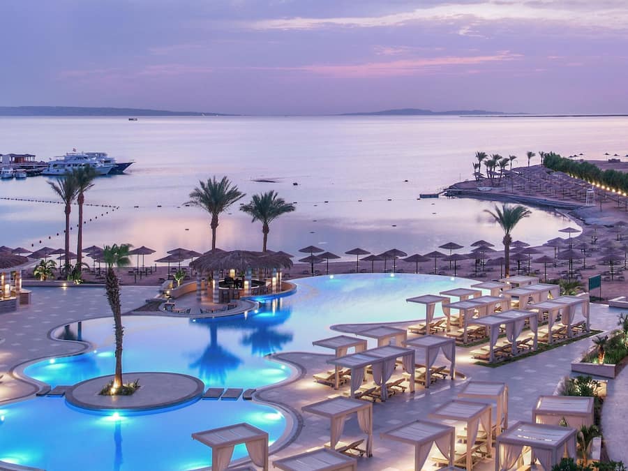 Piscina exterior, guarda-sóis, espreguiçadeiras