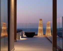 Hilltop Executive Suite with Jacuzzi and Private Pool, Panoramic Sea View - Adults Only | Interior