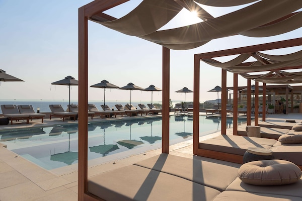 2 piscinas exteriores, guarda-sóis, espreguiçadeiras
