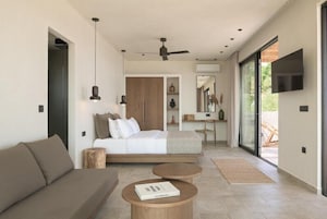 Hilltop Executive Suite with Jacuzzi and Private Pool, Panoramic Sea View - Adults Only | Roupa de alta qualidade, cofre no quarto, quartos insonorizados