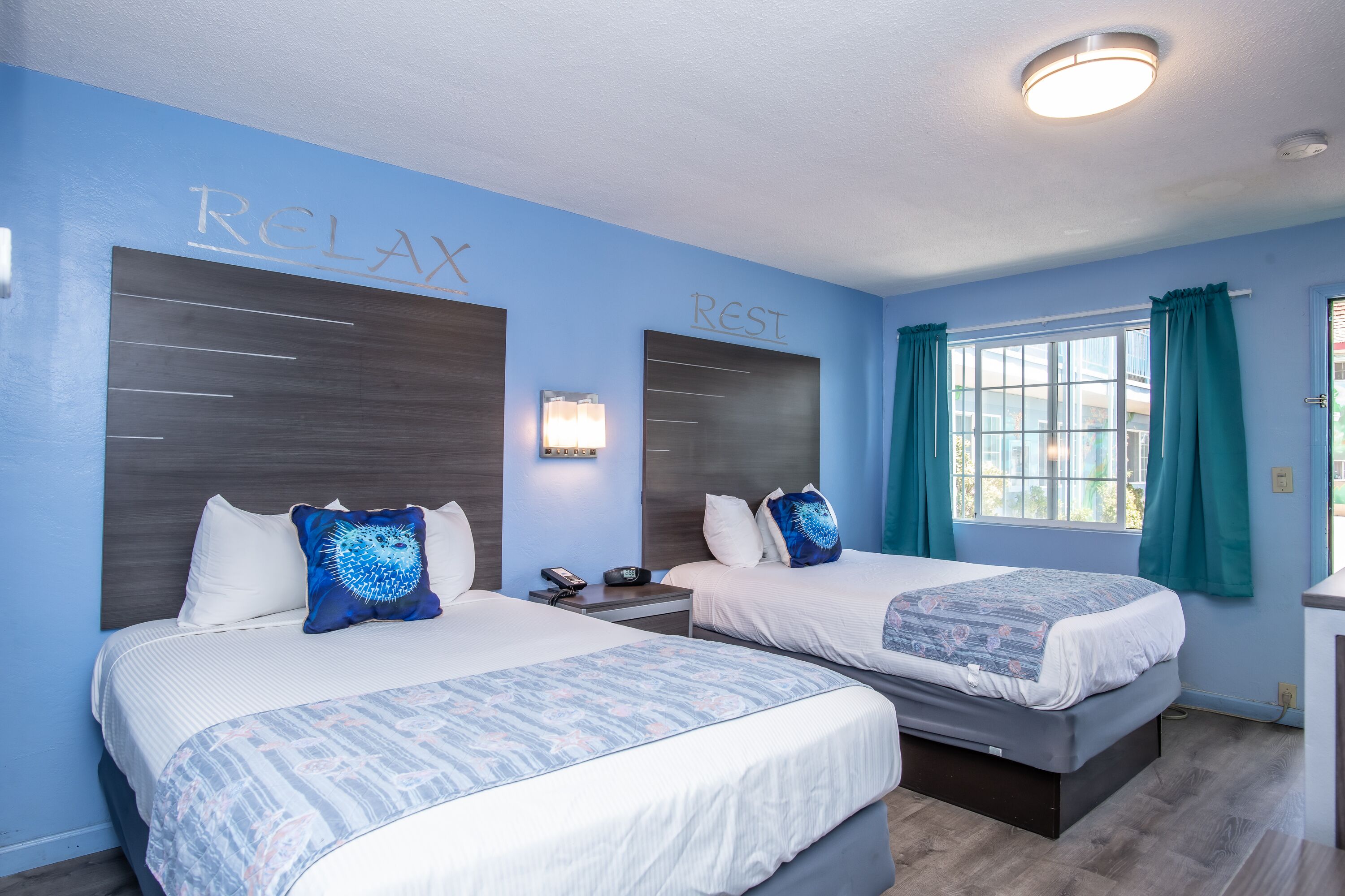 Quarto casal standard, 2 camas de casal | Escrivaninha, cortinas blackout, Wi-Fi de cortesia, roupa de cama