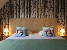 Quarto casal | Edredons de pluma, frigobar, individualmente decorados, escrivaninha