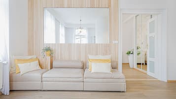 Apartamento Premium, varanda (Luxury Bathroom and Castle View) | Sala de estar | Televisor LCD