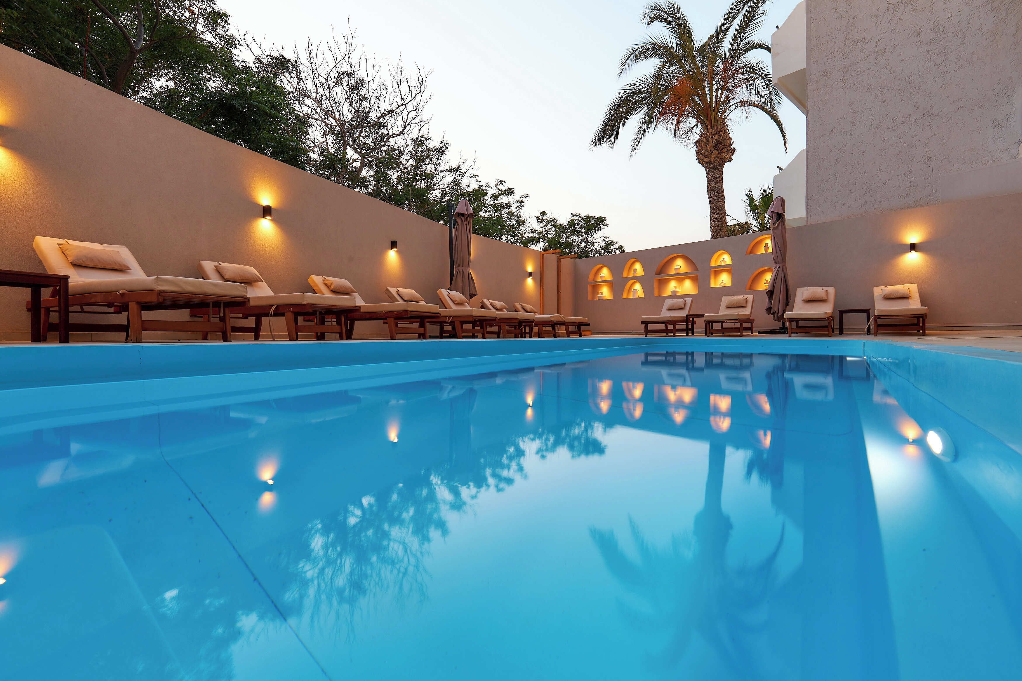 Piscina exterior, guarda-sóis, espreguiçadeiras 