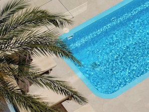 Piscina exterior, guarda-sóis, espreguiçadeiras 