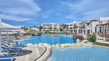2 piscinas externas, guarda-sóis, espreguiçadeiras