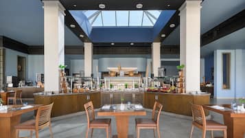 2 restaurantes: servem pequenos-almoços, almoços e jantares